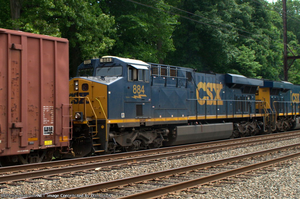CSX ES44AH 884 trails on Q417-26